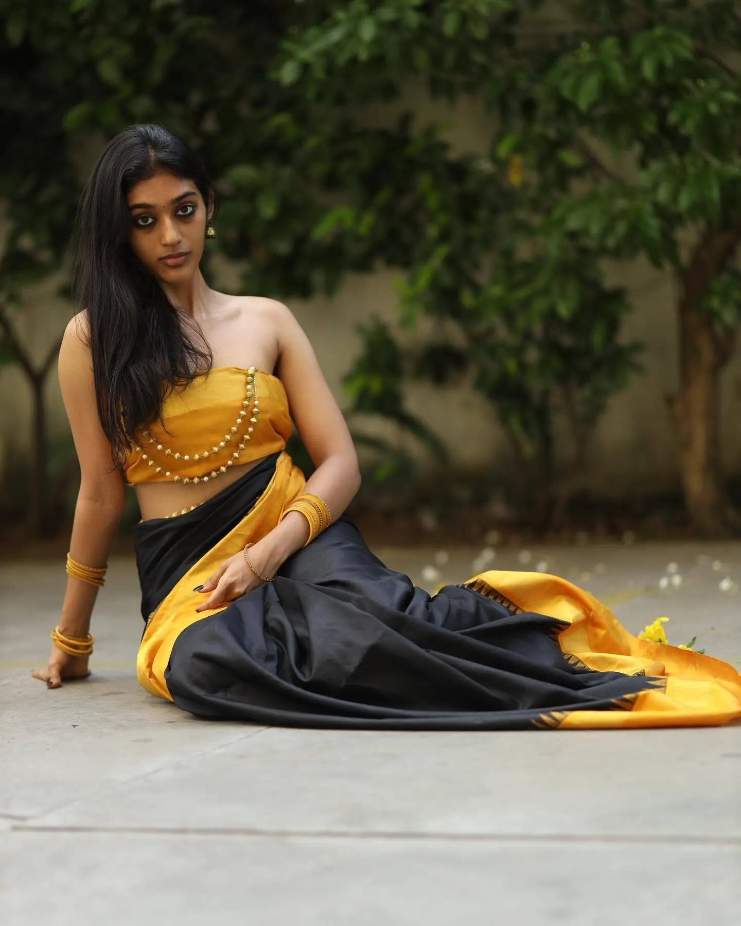 மாடர்ன் உடையில் கிளாமர் போஸ்.. இளசுகளை ஈர்க்கும் '96' பட நடிகையின் ...