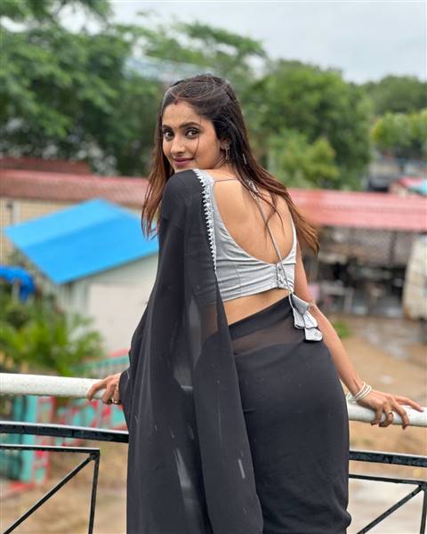 கருப்பு நிற புடவையில் வசீகரிக்கும் அழகு.. நடிகை ஆயிஷாவின் ஸ்டன்னிங் ...