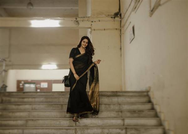 சீரியல் நடிகையா இவங்க? வெள்ளை நிற உடையில் கலக்கும் சைத்ரா பிக்ஸ் ...