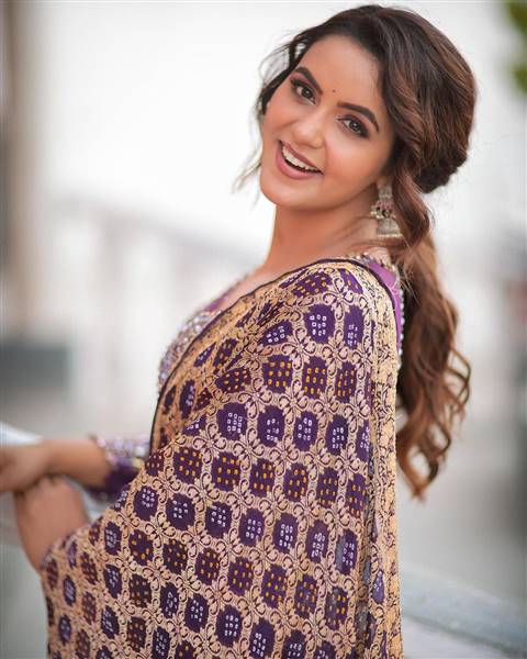 சீரியல் நடிகையா இவங்க? வெள்ளை நிற உடையில் கலக்கும் சைத்ரா பிக்ஸ் ...