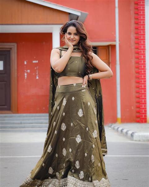 சீரியல் நடிகையா இவங்க? வெள்ளை நிற உடையில் கலக்கும் சைத்ரா பிக்ஸ் ...