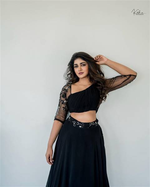 சைட் போஸில் ஸ்டன்னிங் லுக்.. தனுஷ் பட நாயகியின் வேற லெவல் போட்டோஸ் ...