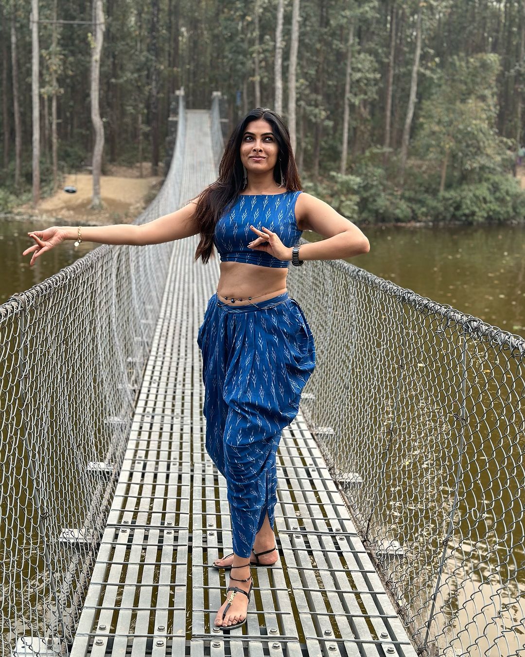 చూడొద్దు అంటే, చూడం మానేస్తావా.. ఒంపు సొంపులతో చిత్తు చేస్తున్న దివి ...