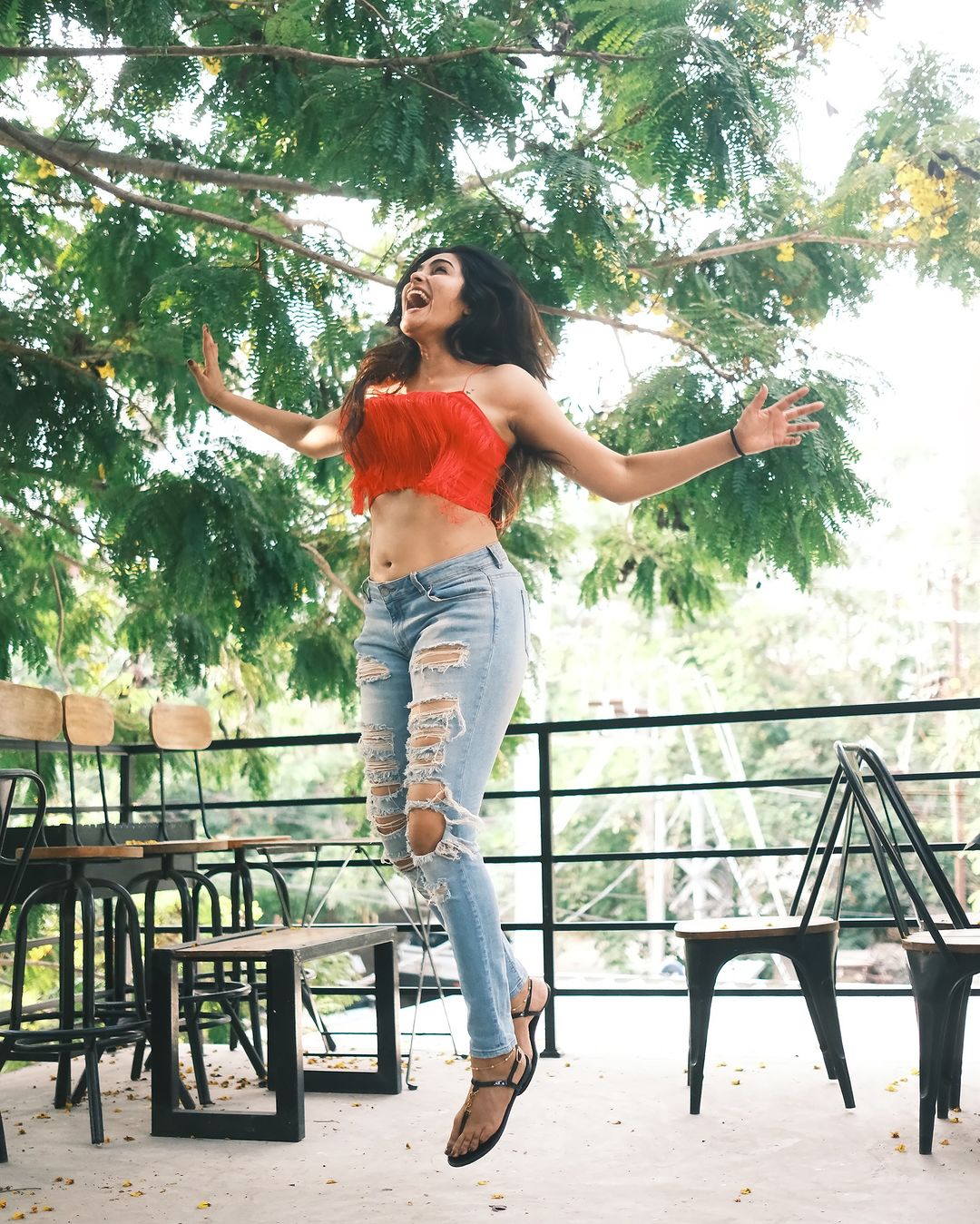 చూడొద్దు అంటే, చూడం మానేస్తావా.. ఒంపు సొంపులతో చిత్తు చేస్తున్న దివి ...