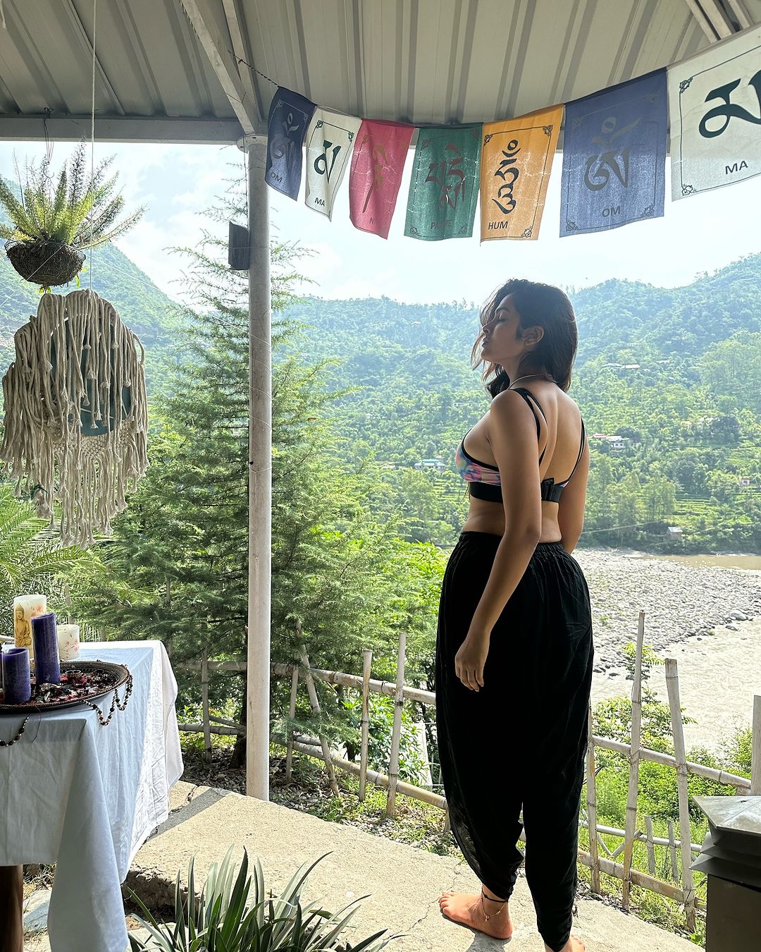 నడుము అందాల షోతో సెగలు పుట్టిస్తున్న దివి వాద్యా.. భామ జోరుకు ...