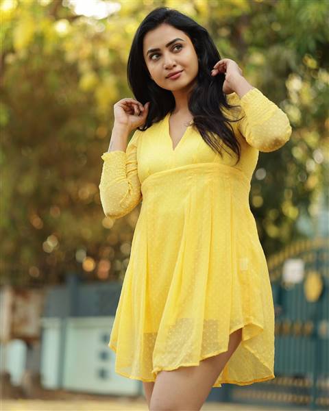 டைட் பாடிகான் உடையில் கலக்கும் சீரியல் நடிகை.. லைக்குகளை குவிக்கும் லேட்டஸ்ட் க்ளிக்ஸ் ...