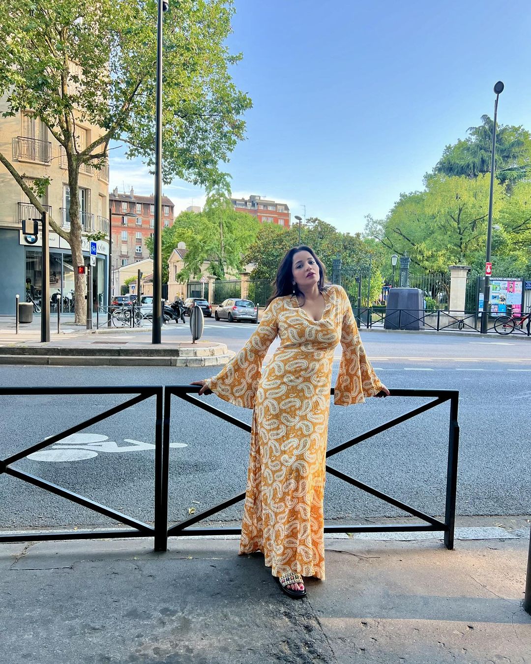 मैक्सी ड्रेस पहनकर सड़कों पर निकलीं मोनालिसा, फोटोज देख फैंस के उड़े ...