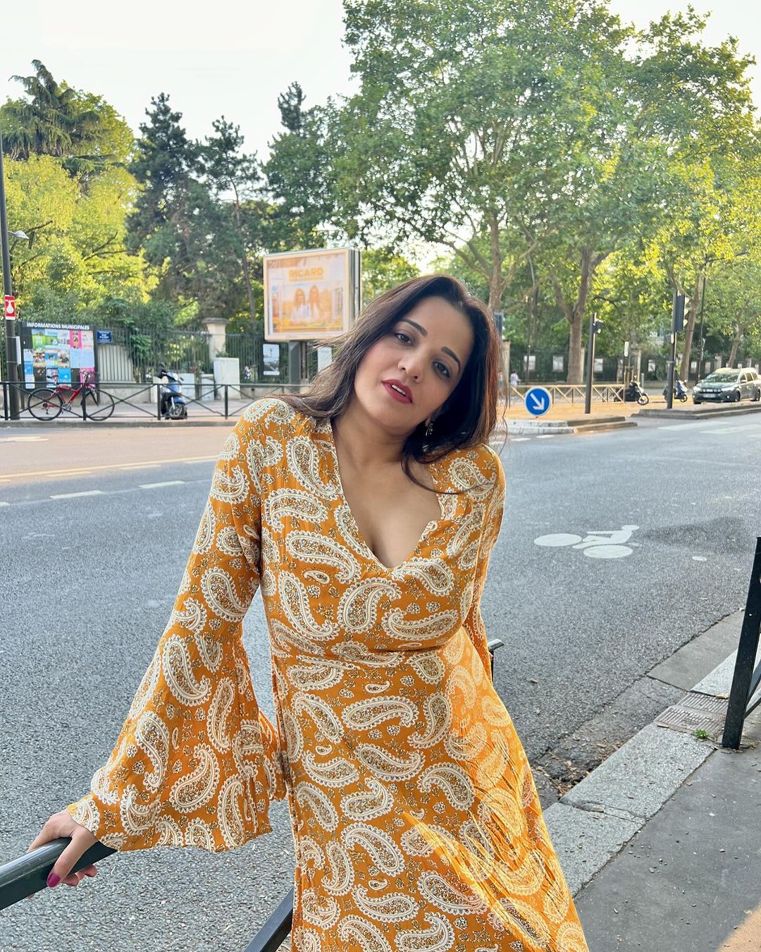 मैक्सी ड्रेस पहनकर सड़कों पर निकलीं मोनालिसा, फोटोज देख फैंस के उड़े ...