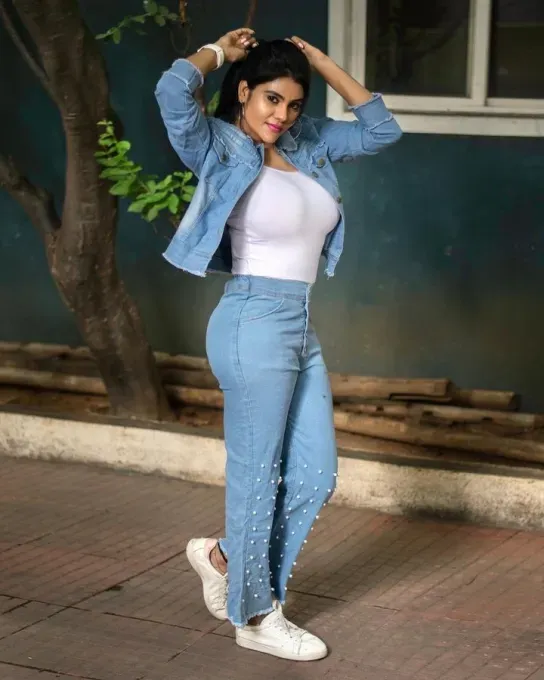 ட்ரான்ஸ்பரென்ட் சேலையில் கிளாமர் போட்டோஷூட்.. சீரியல் நடிகை நிவிஷாவின் லேட்டஸ்ட் கிளிக்ஸ் இதோ ...