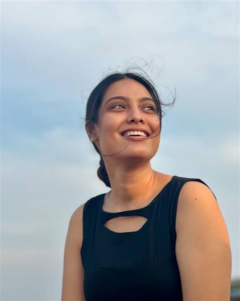 வைட் ஷிர்டில் கலக்கல் போட்டோஷூட் செய்த சீரியல் நடிகை.. ரசிகர்களை கவர்ந்த சூப்பர் ஸ்டில்ஸ் ...