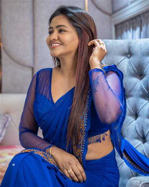 பச்சை நிற பட்டு புடவையில் வசீகரிக்கும் ஷாலு ஷம்மு.. இணையத்தை கலக்கும் ...