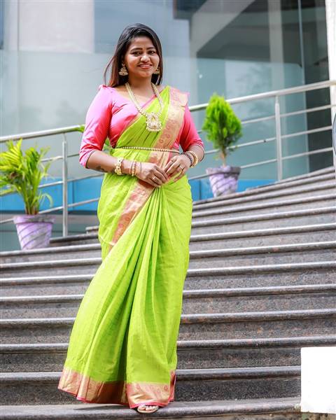 பச்சை நிற பட்டு புடவையில் வசீகரிக்கும் ஷாலு ஷம்மு.. இணையத்தை கலக்கும் ...