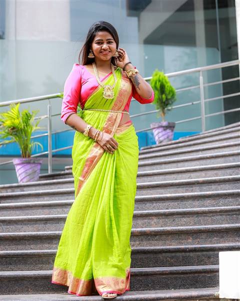 பச்சை நிற பட்டு புடவையில் வசீகரிக்கும் ஷாலு ஷம்மு.. இணையத்தை கலக்கும் ...