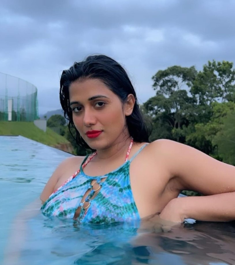 நீச்சல் குளத்தில் ஹாய்யாக ஒரு குளியல்.. விஜய் ஆண்டனி பட நடிகையின் லேட்டஸ்ட் கிளாமர் போட்டோஸ் ...