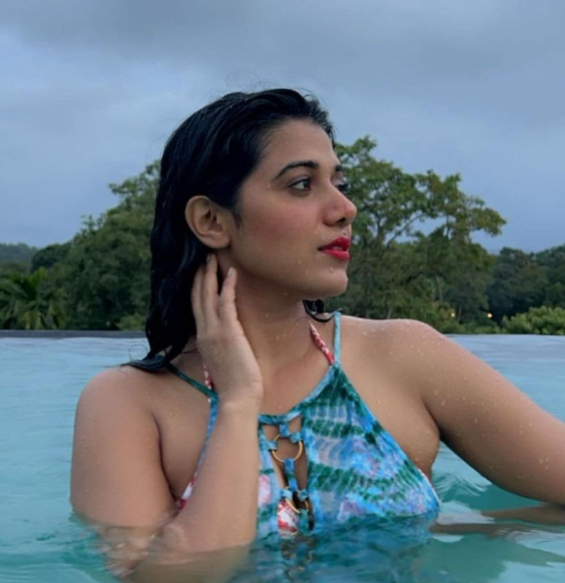 நீச்சல் குளத்தில் ஹாய்யாக ஒரு குளியல்.. விஜய் ஆண்டனி பட நடிகையின் லேட்டஸ்ட் கிளாமர் போட்டோஸ் ...