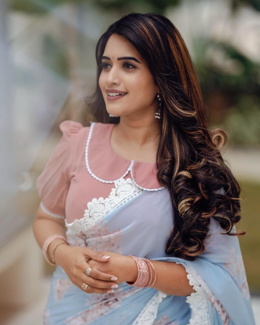 వాలు చూపులతో కుర్రాళ్లను చిత్తుచేస్తున్న స్రవంతి చొక్కారపు.. బ్యూటీ ...