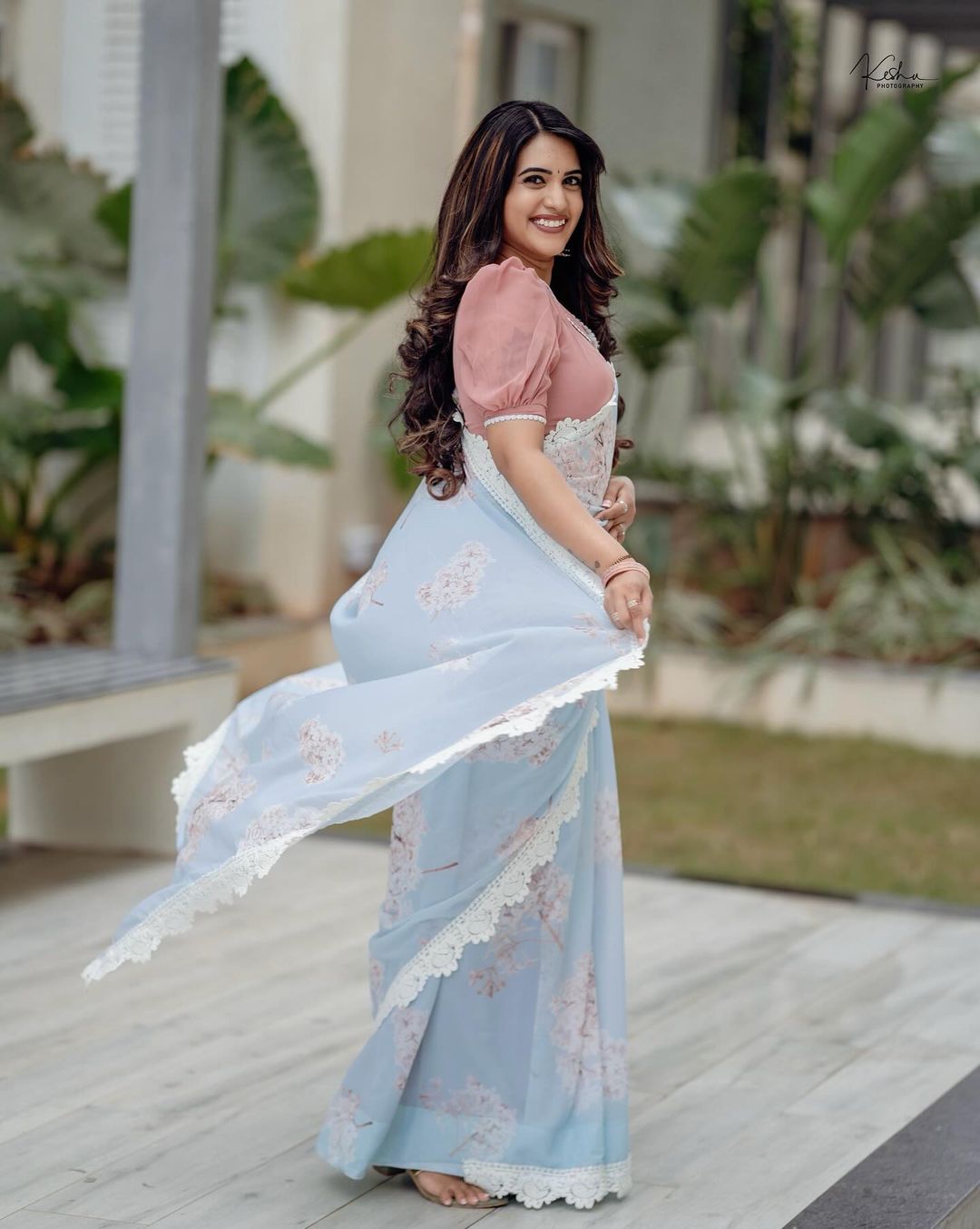 వాలు చూపులతో కుర్రాళ్లను చిత్తుచేస్తున్న స్రవంతి చొక్కారపు.. బ్యూటీ జోరు మాములుగా లేదుగా ...