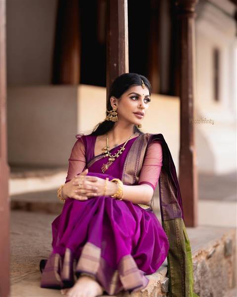 விளக்கின் ஒளியில், ஸ்டன்னிங் போஸ்.. நடிகை யாஷிகா ஆனந்தின் நச் பிக்ஸ் ...