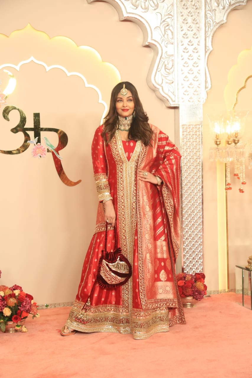 बच्चन परिवार ने ऐश्वर्या राय का छोड़ा साथ, पति अभिषेक भी हुए अलग? सबूत ...