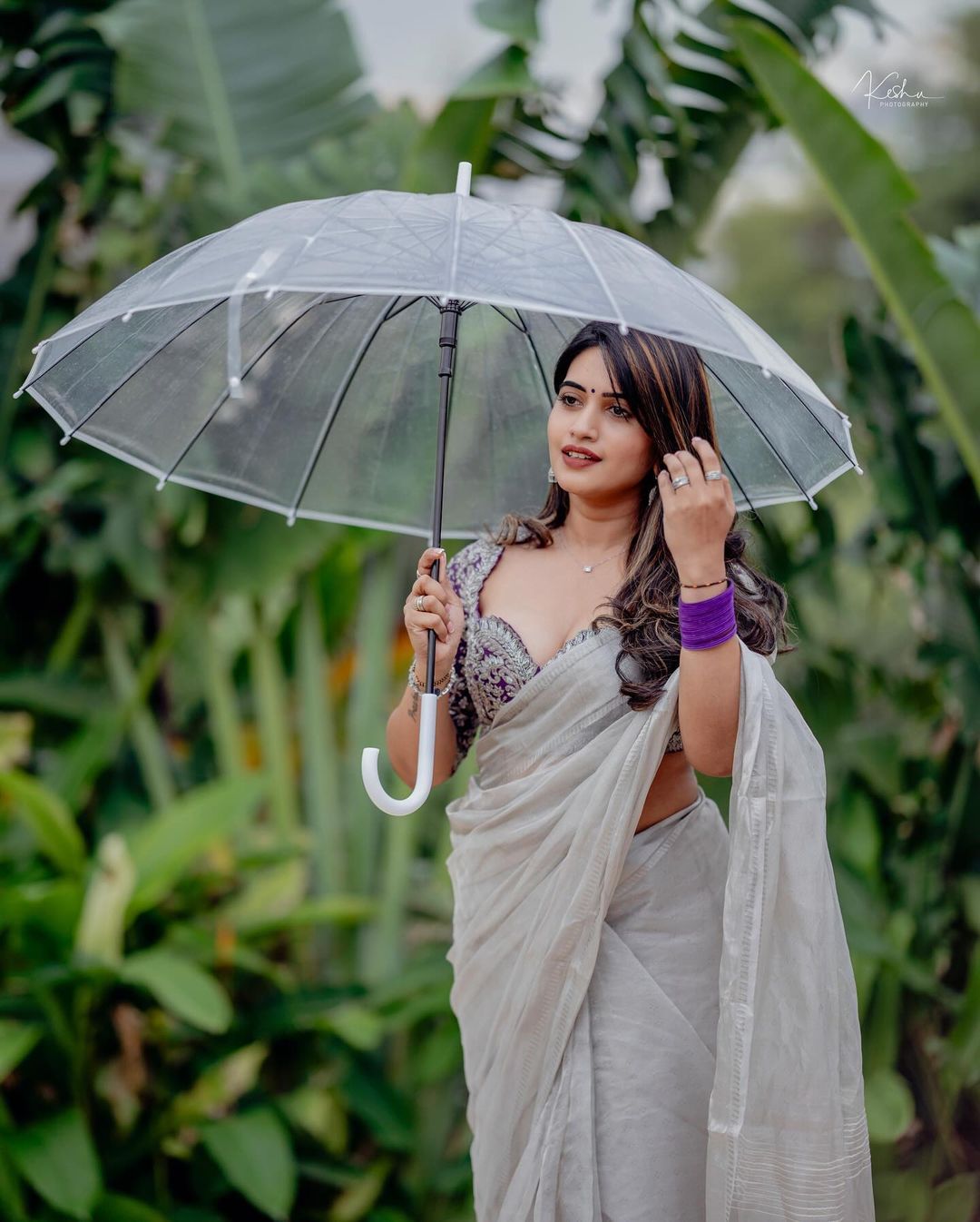 సోకులతో కుర్రాళ్ల గుండెల్లో సెగలు పుట్టిస్తున్న స్రవంతి చొక్కారపు ...