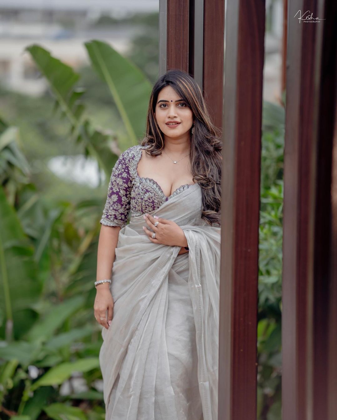సోకులతో కుర్రాళ్ల గుండెల్లో సెగలు పుట్టిస్తున్న స్రవంతి చొక్కారపు ...