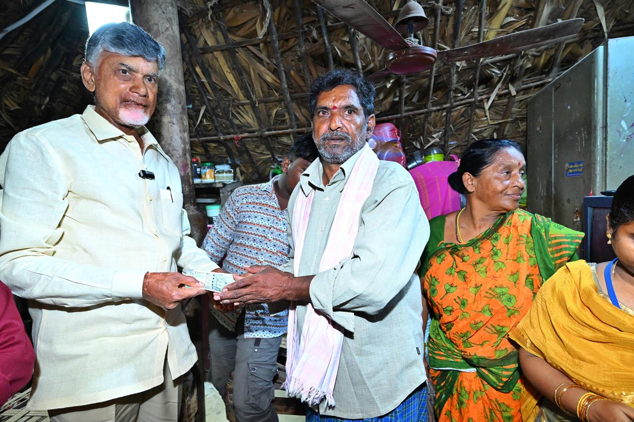 ఏపీలో పింఛన్ల పండుగ.. లబ్ధిదారుల ఇళ్లకు వెళ్లి స్వయంగా పింఛన్లు అందించిన సీఎం చంద్రబాబు | AP CM ...