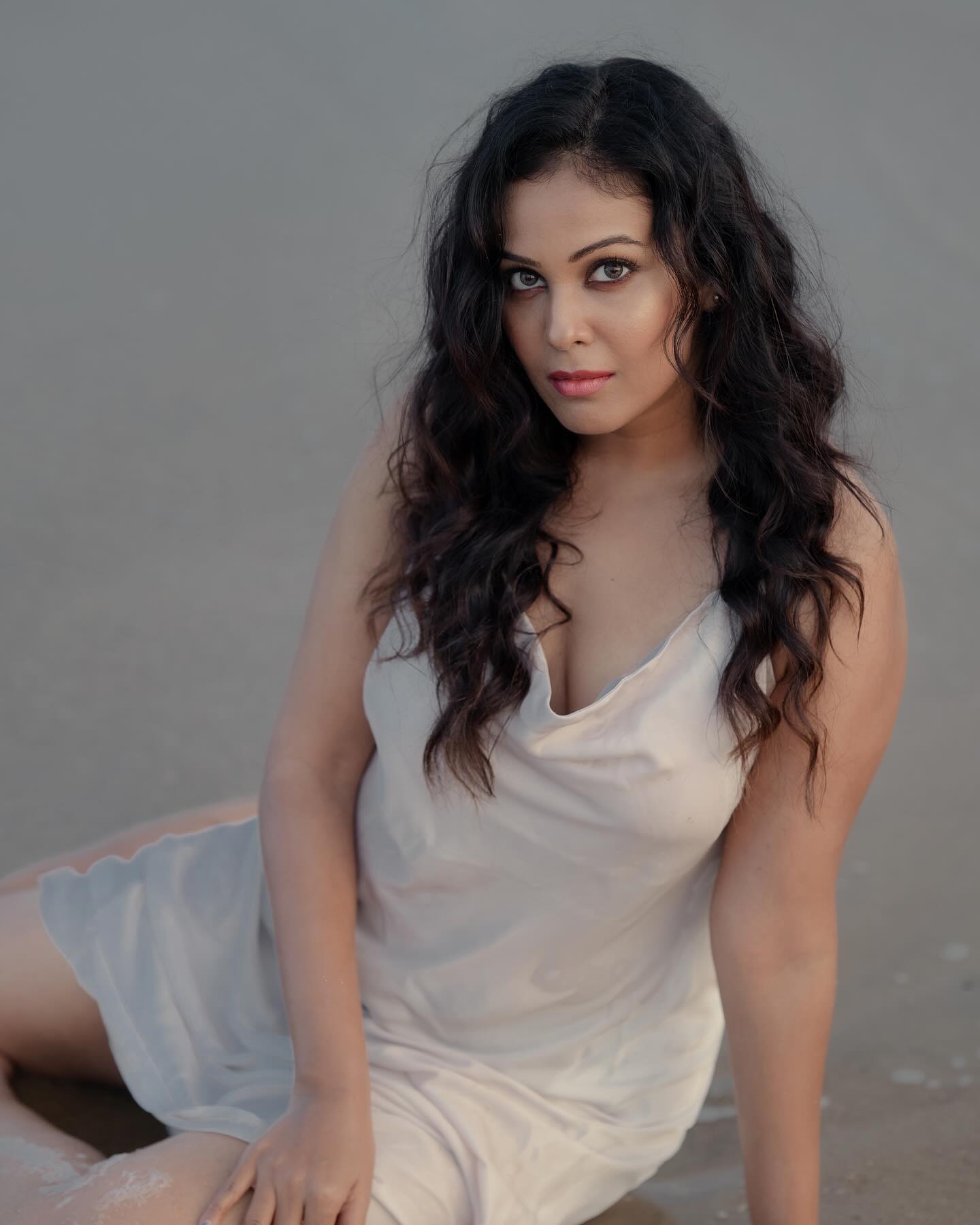 கிளாமரில் ரசிகர்களை திணறடிக்கும் சாந்தினி.. வெளியான லேட்டஸ்ட் கிளிக்ஸ்! | Chandini Looks Hot In ...