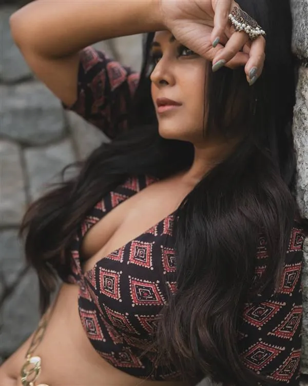 ட்ரான்ஸ்பரென்ட் உடையில் கிளாமர் போட்டோஷூட்.. ரசிகர்களை கிறங்க வைத்த சாந்தினி! | Chandini Looks ...