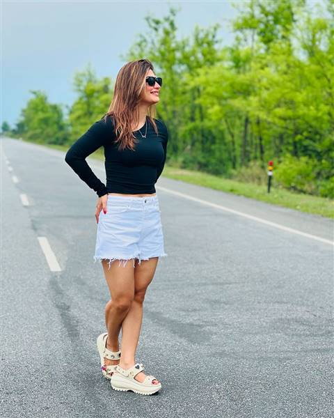 உறை பனியில் இப்படியா போஸ் கொடுப்பீங்க?.. 'குக் வித் கோமாளி' பிரபலத்தின் ...