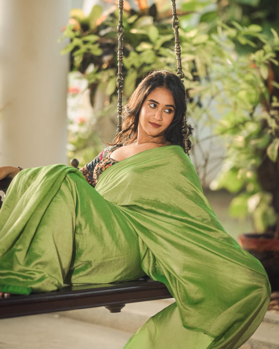 చీరకట్టులో మైమరిపిస్తున్న దీప్తి సునైనా.. లేలేత అందాలతో చిత్తు ...