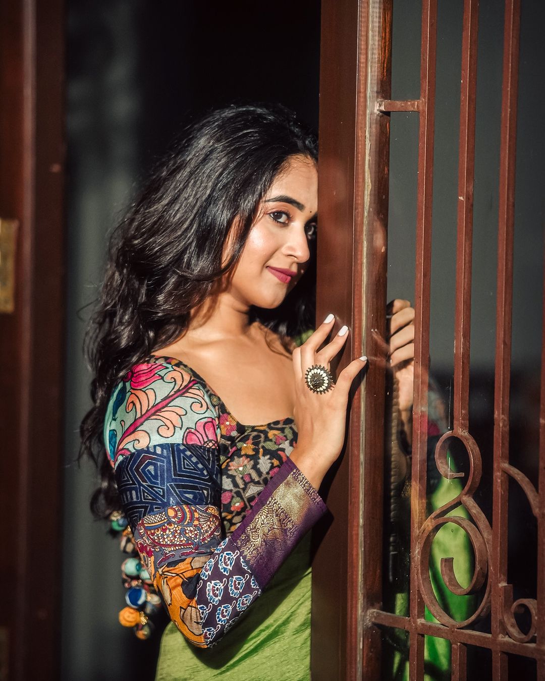 చీరకట్టులో మైమరిపిస్తున్న దీప్తి సునైనా.. లేలేత అందాలతో చిత్తు ...