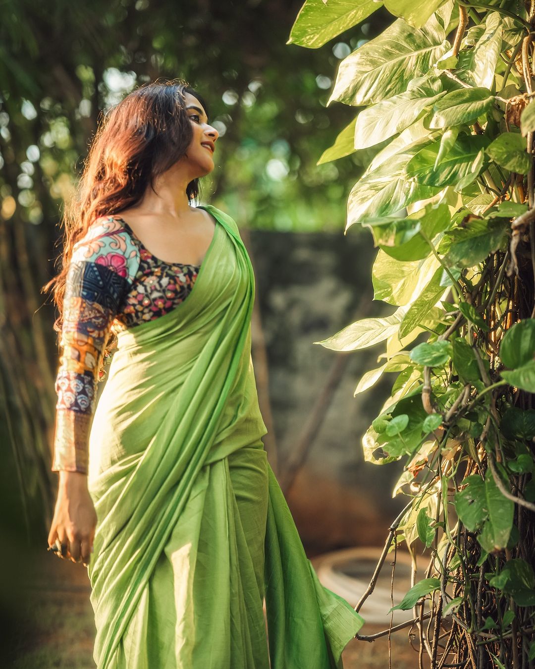 చీరకట్టులో మైమరిపిస్తున్న దీప్తి సునైనా.. లేలేత అందాలతో చిత్తు ...