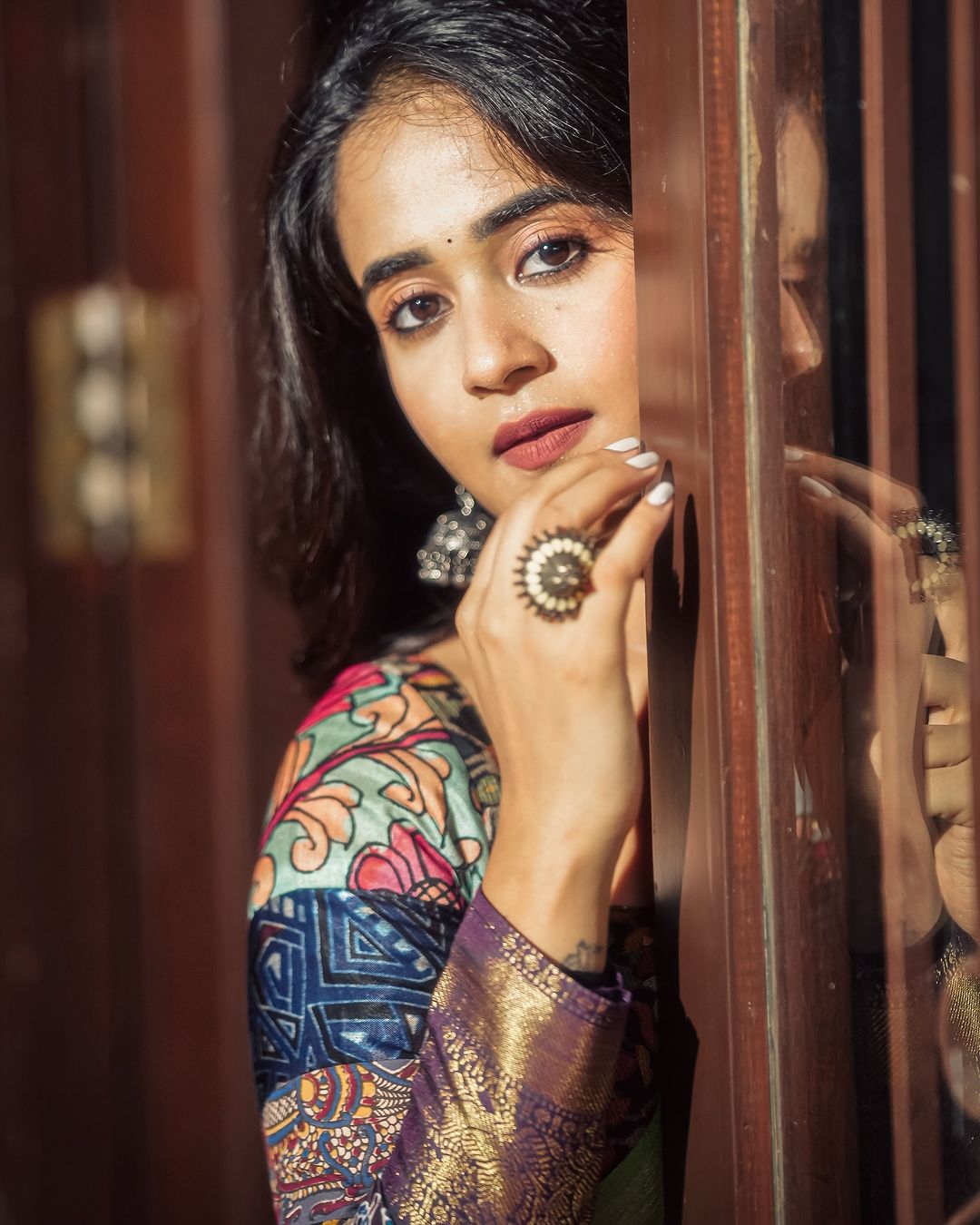 చీరకట్టులో మైమరిపిస్తున్న దీప్తి సునైనా.. లేలేత అందాలతో చిత్తు ...