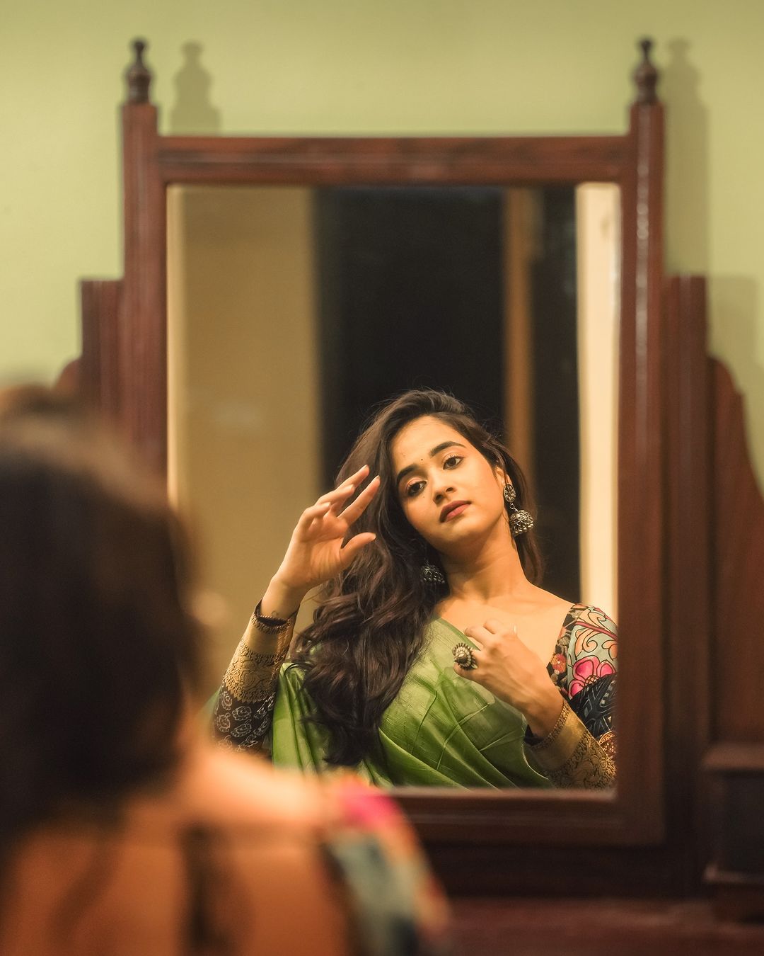 చీరకట్టులో మైమరిపిస్తున్న దీప్తి సునైనా.. లేలేత అందాలతో చిత్తు ...