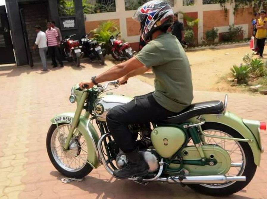 தோனி பைக்ஸ்: ராஜ்தூத் முதல் ஃபேட் பாய் வரை.. 'தல' தோனியின் பைக் கலெக் ...