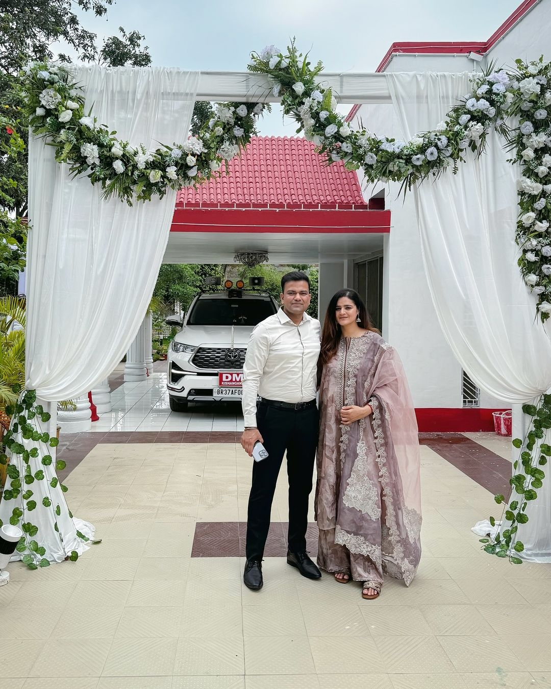 Eiffel Tower के सामने रोमांटिक हुए IAS तुषार सिंगला व IPS नवजोत सिमी ...