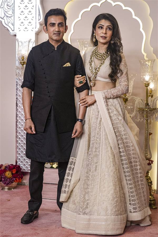 அம்பானி வீட்டு விசேஷத்தில்.. குடும்பத்துடன் பங்கேற்ற கிரிக்கெட் ...