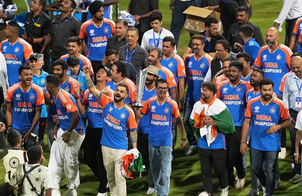 இந்திய கிரிக்கெட் அணியின் வெற்றி பேரணி.. ஆடிப்பாடி மகிழ்ந்த வீரர்கள் ...