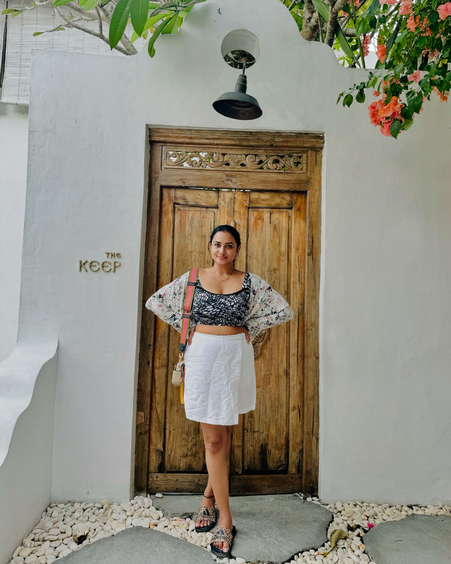 உடலோடு ஒட்டி இருக்கும் ஸ்கின் டைட் உடையில்.. கிளாமர் போட்டோஷூட் நடத்திய ...