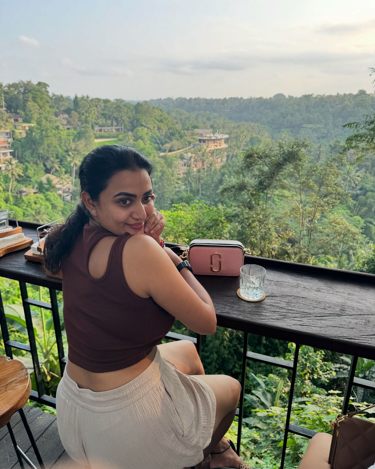 உடலோடு ஒட்டி இருக்கும் ஸ்கின் டைட் உடையில்.. கிளாமர் போட்டோஷூட் நடத்திய ஜனனி அசோக் குமார் ...