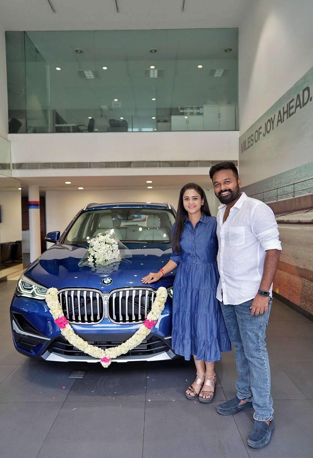 ஹீரோயின்களுக்கே டஃப் கொடுப்பாங்க போலயே.. காஸ்டலியான சொகுசு கார் ...