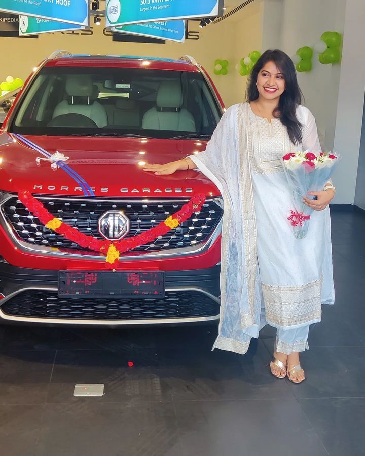 ஹீரோயின்களுக்கே டஃப் கொடுப்பாங்க போலயே.. காஸ்டலியான சொகுசு கார் ...