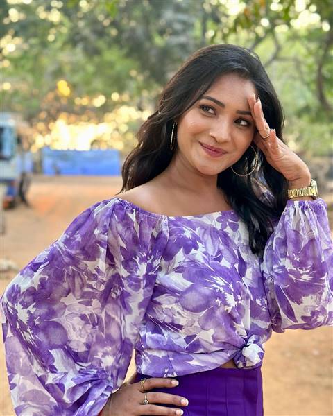 மிர்ரர் செல்ஃபீ வெளியிட்ட 'பாண்டியன் ஸ்டோர்ஸ்' தங்கமயில்.. ரசிகர்களை ...