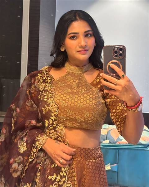 மிர்ரர் செல்ஃபீ வெளியிட்ட 'பாண்டியன் ஸ்டோர்ஸ்' தங்கமயில்.. ரசிகர்களை ...