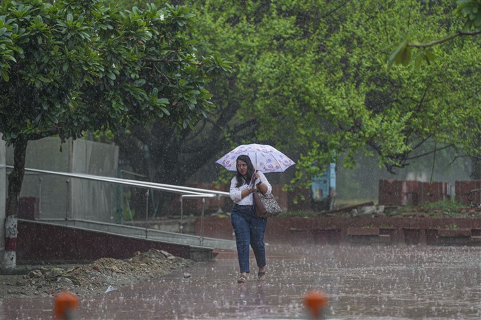 Photos: ನವದೆಹಲಿಯಲ್ಲಿ ತಂಪನೆರೆದ ಮಳೆರಾಯ | Here Are The Cool Rain Scenes In New Delhi - Oneindia Kannada