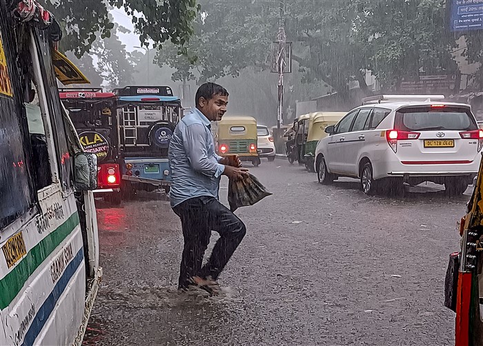 Photos: ನವದೆಹಲಿಯಲ್ಲಿ ತಂಪನೆರೆದ ಮಳೆರಾಯ | Here Are The Cool Rain Scenes In ...