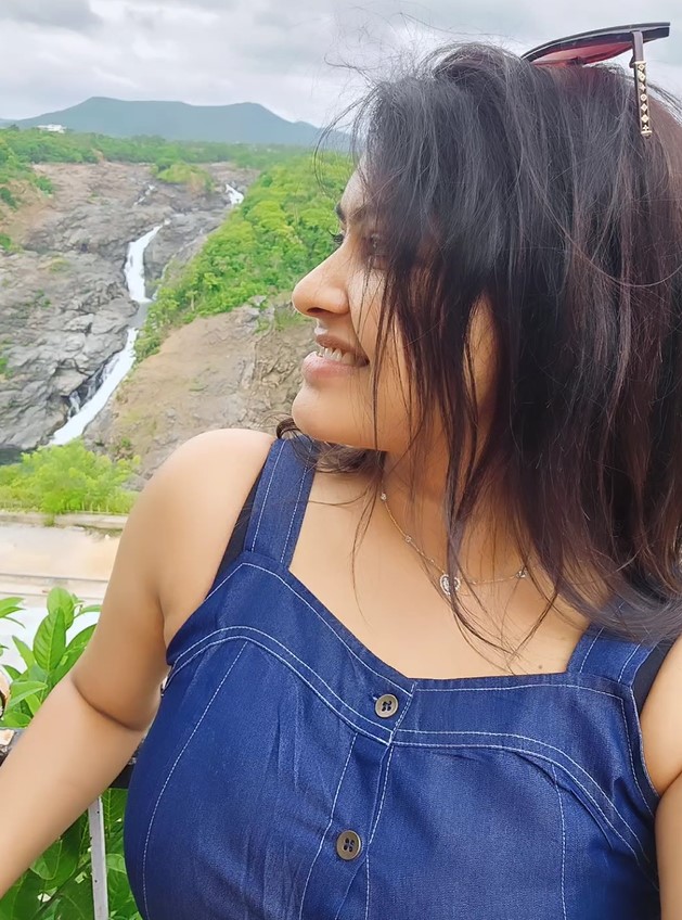 ஜீன்ஸ் உடையில்.. ஆத்தங்கரை ஓரமாய் ஆடிப்பாடிய ரச்சிதா.. வெளியான லேட்டஸ்ட் கிளாம் கிளிக்ஸ் ...