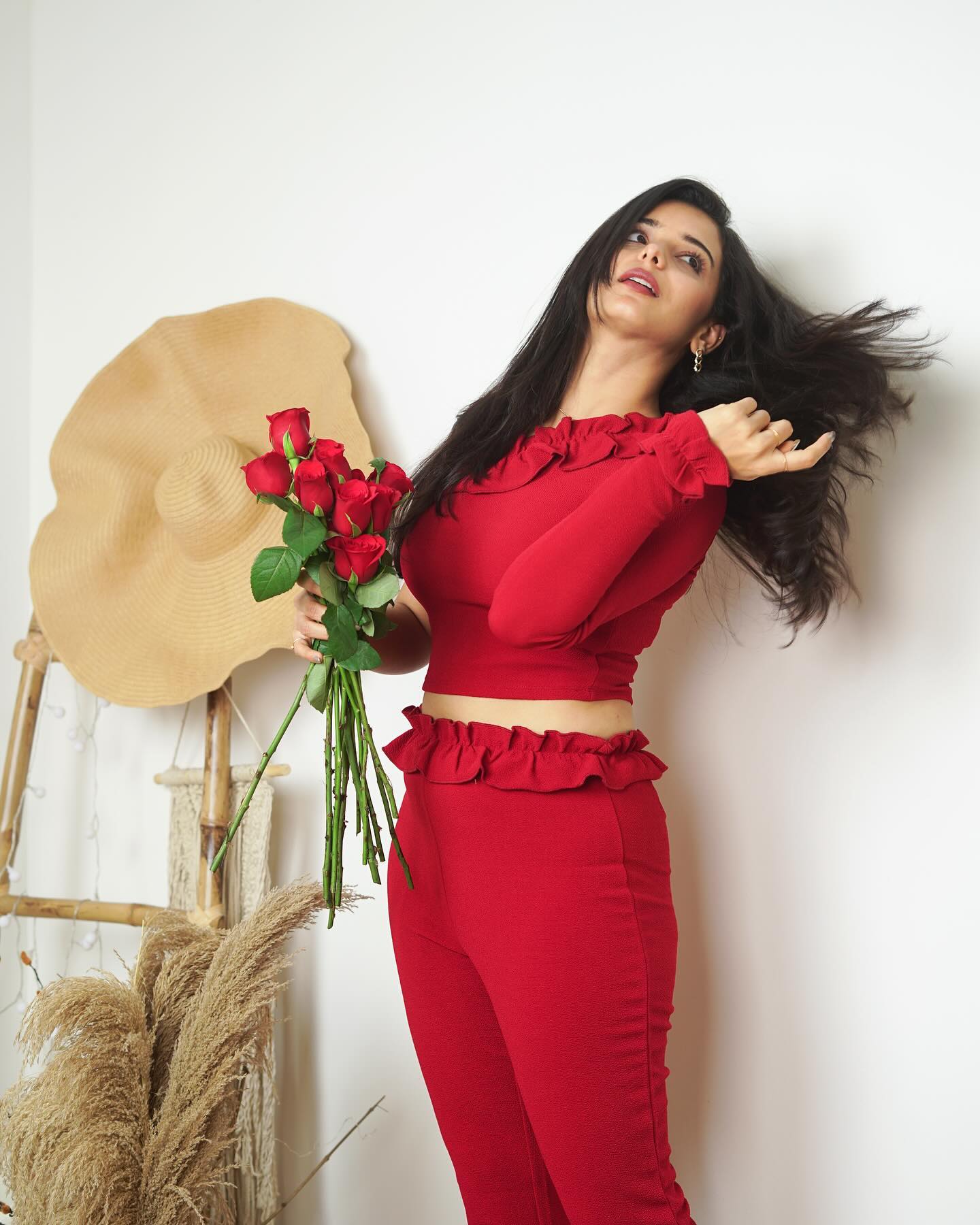 கிளாமர் போட்டோஷூட் நடித்திய பாண்டியன் ஸ்டோர்ஸ் சீரியல் நடிகை.. வெளியான லேட்டஸ்ட் கிளிக்ஸ் ...