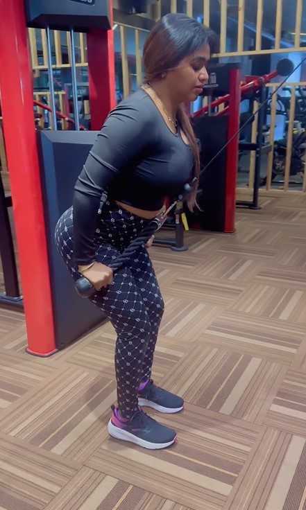 ஜிம்மில் தீயாய் வொர்க்கவுட் செய்யும் சிவகார்த்திகேயன் பட நடிகை ...