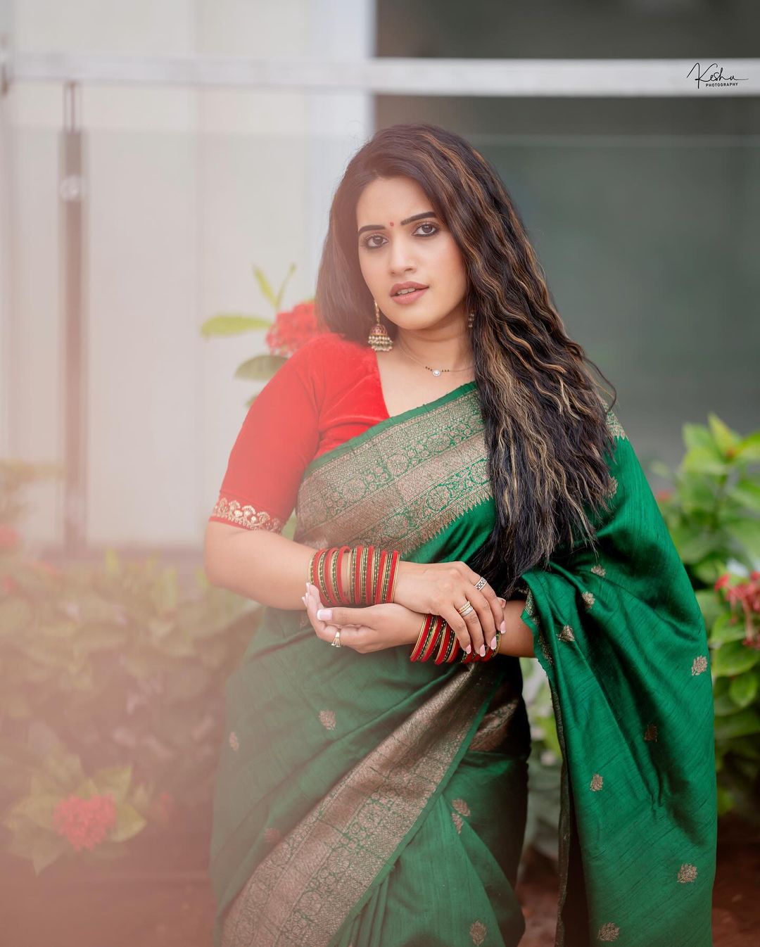 కొంటె చూపులతో కవ్విస్తున్న స్రవంతి చొక్కారపు.. బ్యూటీ జోరు మాములుగా ...